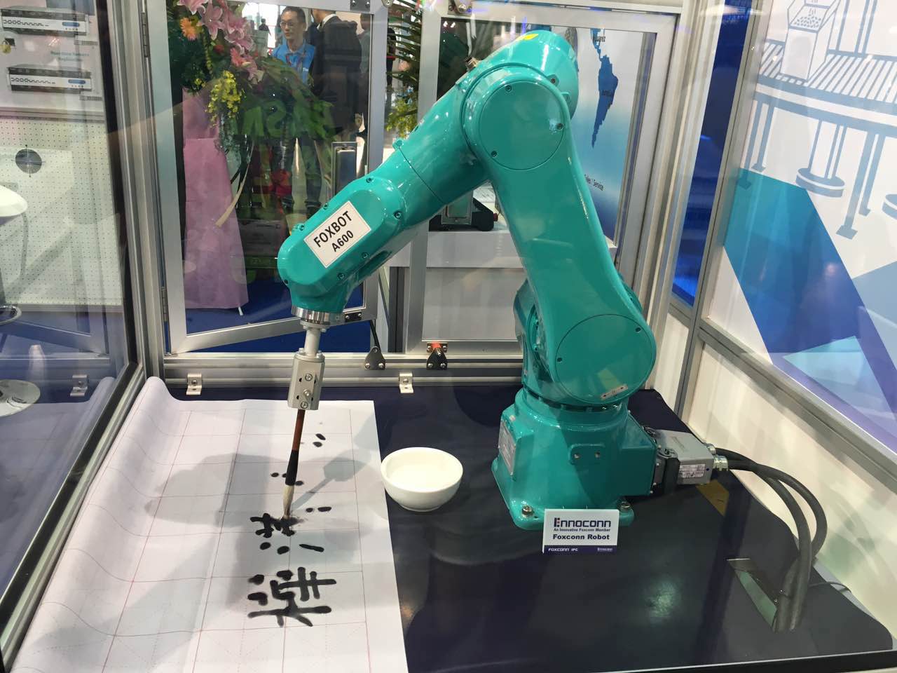 Computex 2016：机器人会取代人类劳动力？Foxbot和YuMi机械臂打算这么做 - 动点科技