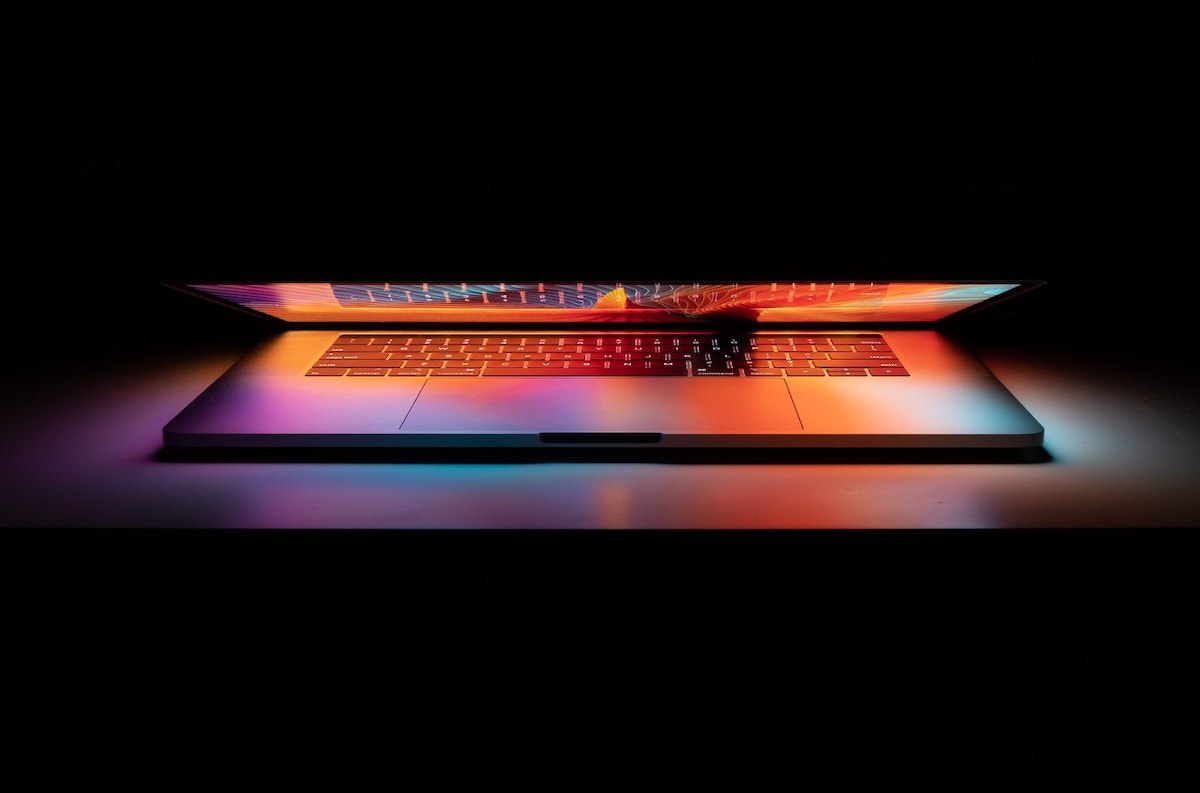 消息称苹果 OLED 版 MacBook Pro 发布计划不变，采用全新轻薄设计 - 动点科技