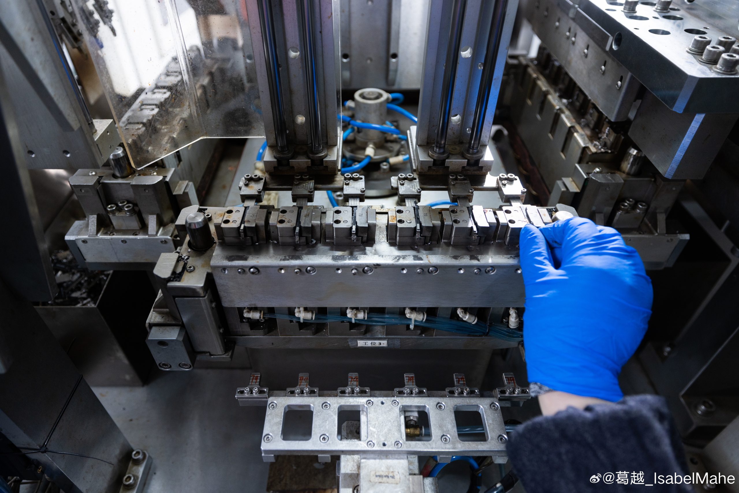 苹果回收机器人 Dave 和 Taz 来到中国，从 iPhone 回收钨和稀土 - 动点科技