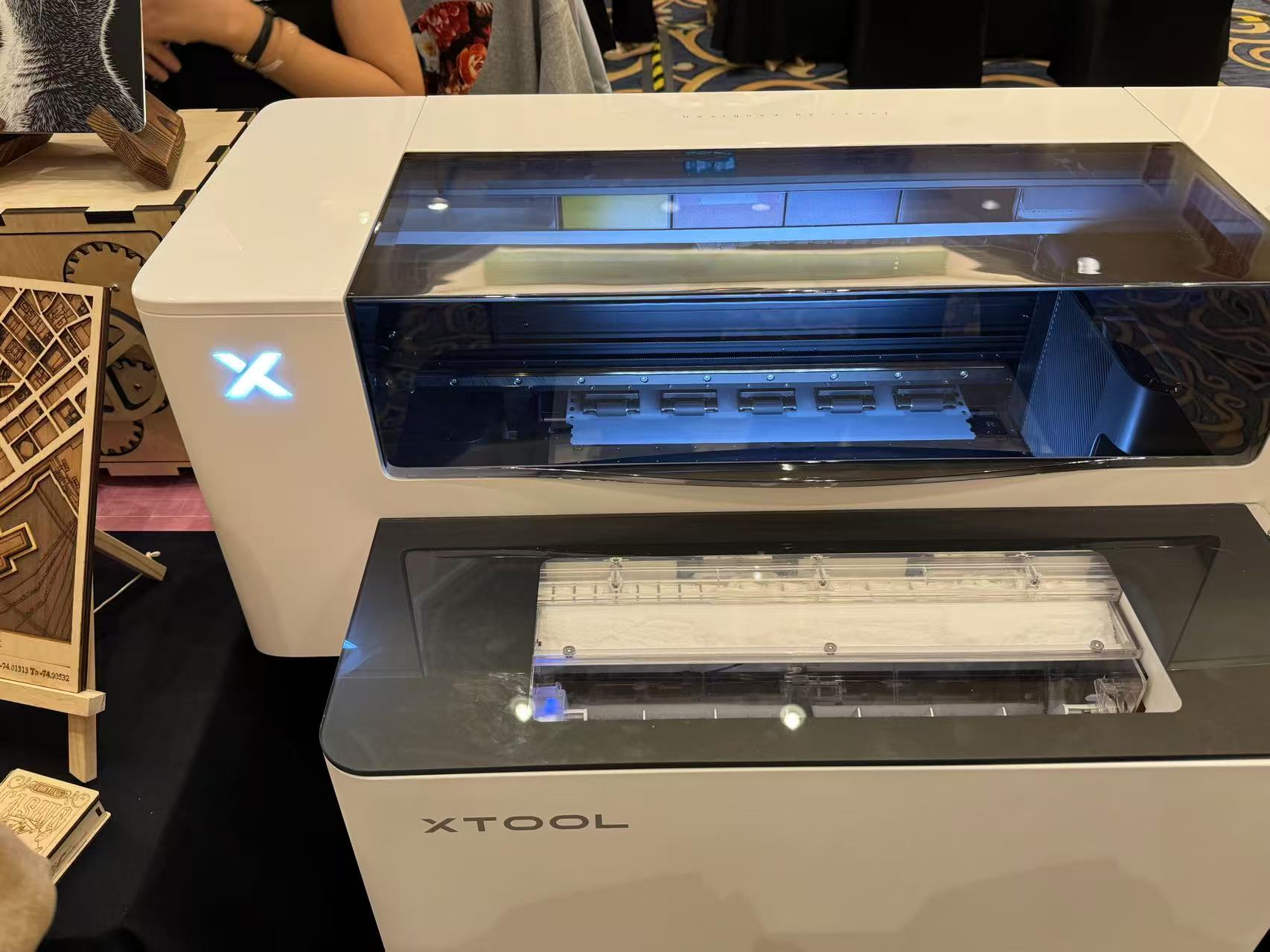 消费级激光雕刻机品牌 xTool 正通过 BEYOND Expo 链接中国内地市场｜BEYOND Expo 2025现场报道 - 动点科技