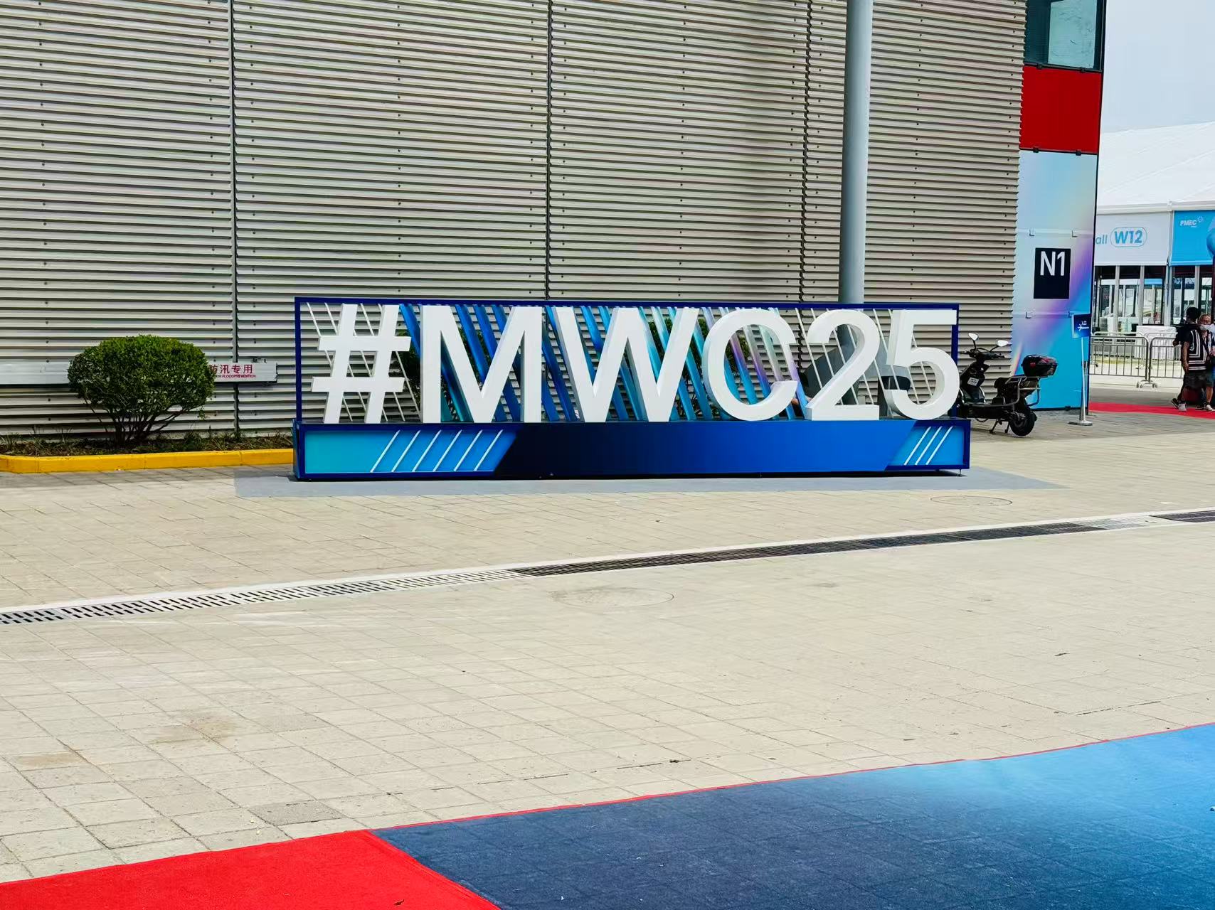 巨头密谋AGI破局之道 | MWC2025 - 动点科技